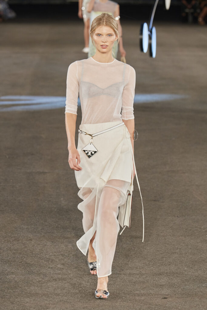 Tory Burch’s new Spring/Summer 2023 collection: clean lines and an ...