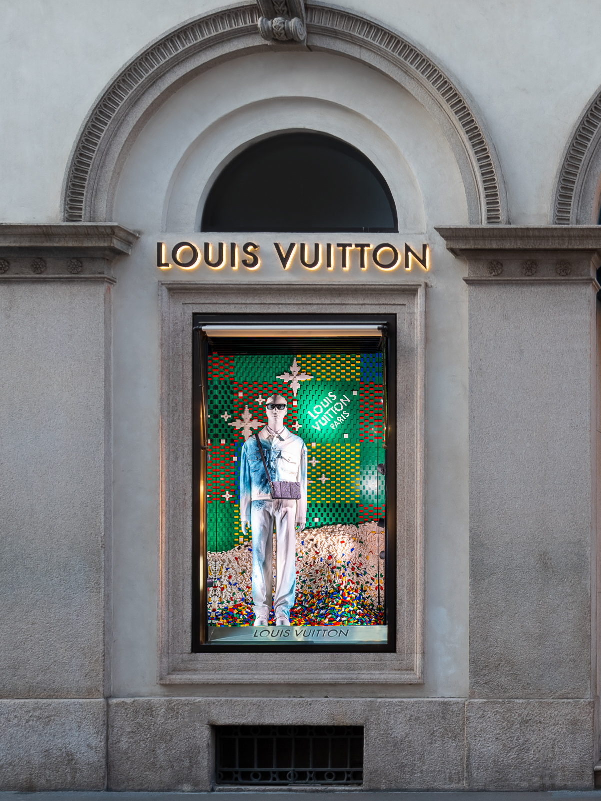 In Milan, the new Louis Vuitton shop windows in partnership with LEGO ...