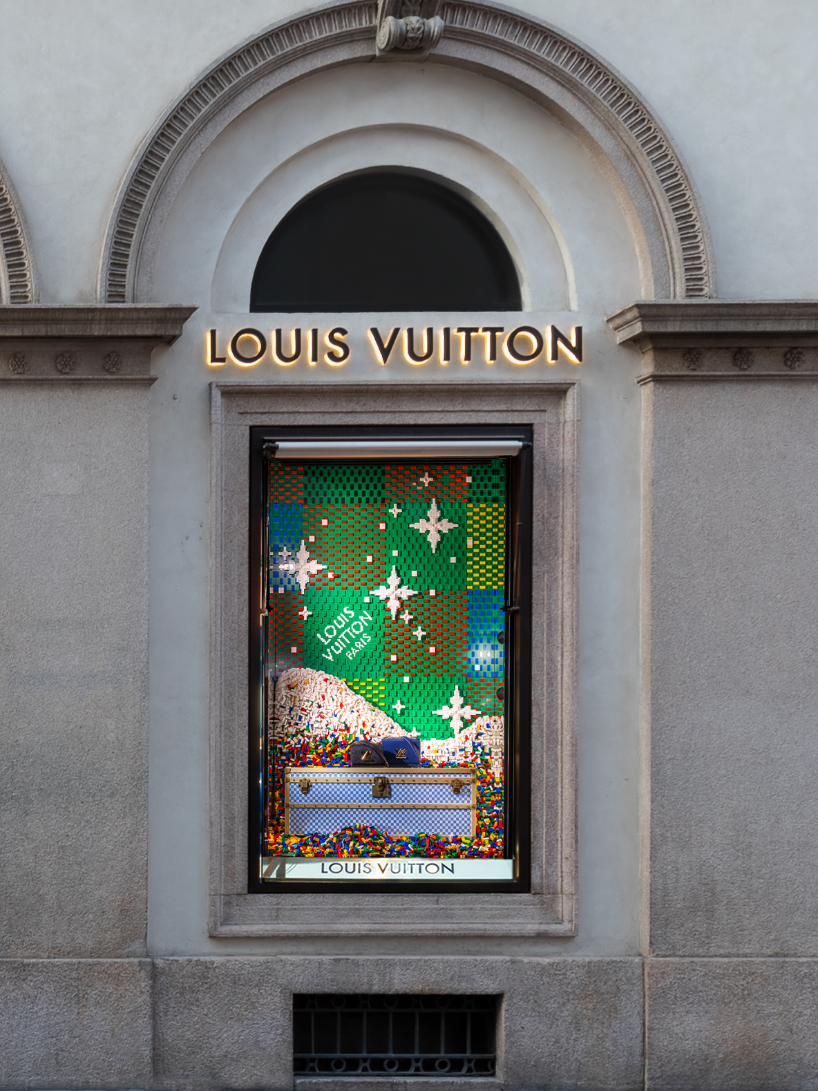 In Milan, the new Louis Vuitton shop windows in partnership with LEGO ...