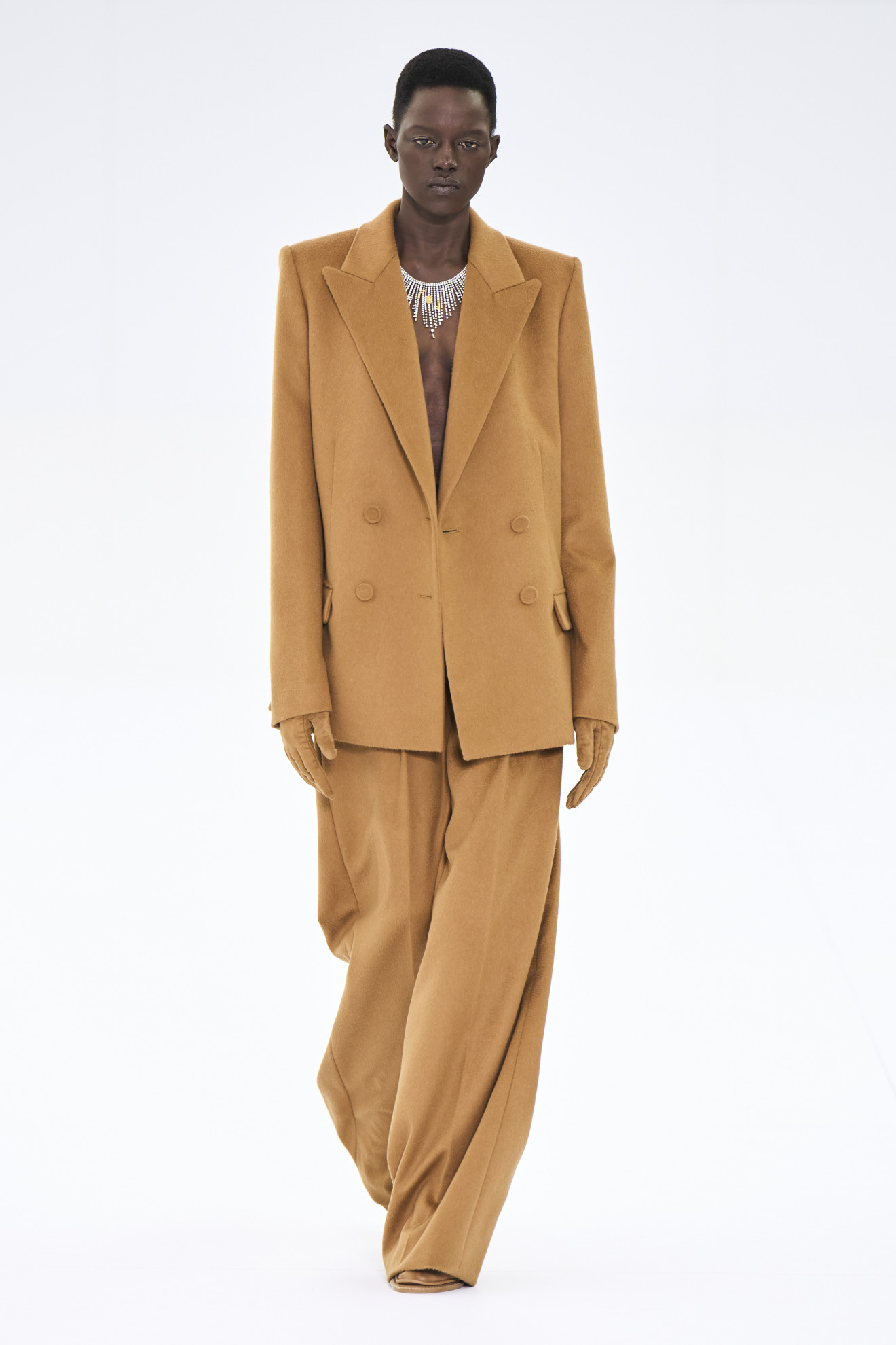 Manlike style: women choose the genderless universe and men’s suits ...