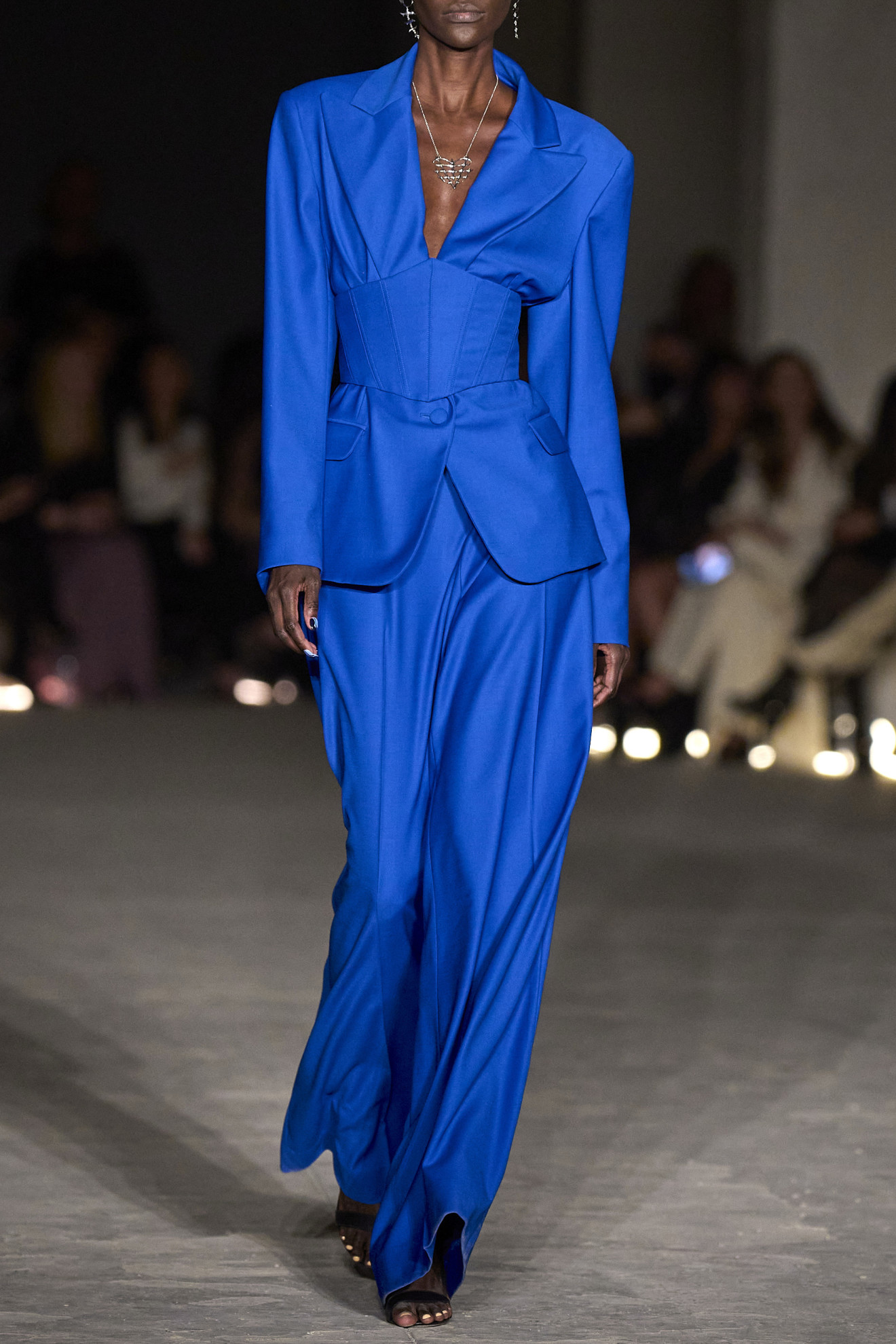 Manlike style: women choose the genderless universe and men’s suits ...