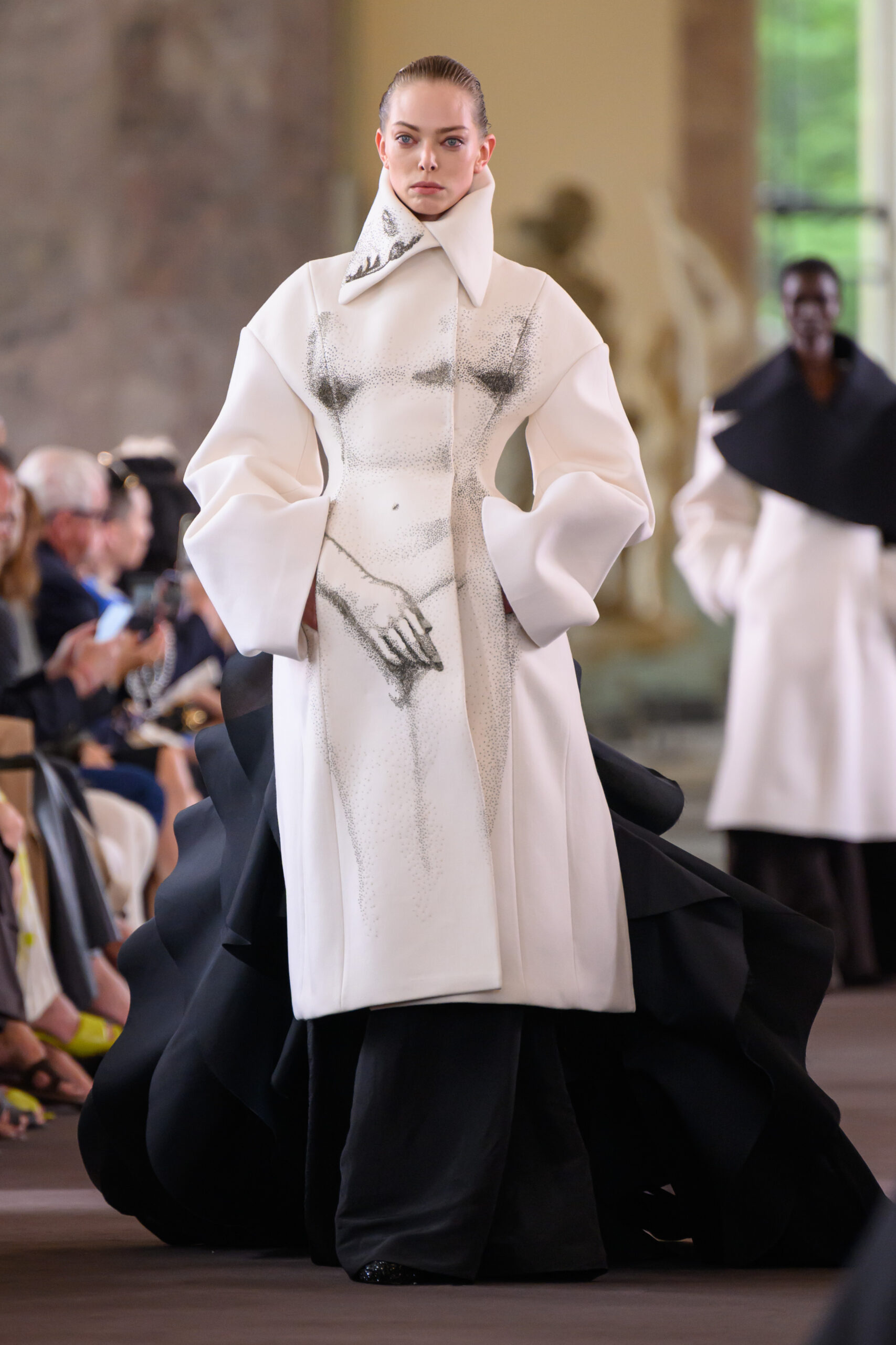 Paris Haute Couture: il nuovo surrealismo di Daniel Roseberry per ...